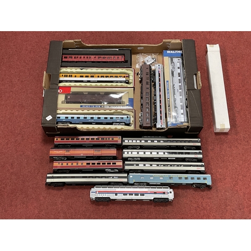 Sixteen HO scale North American outline coaches, six boxed, ... | Barnebys