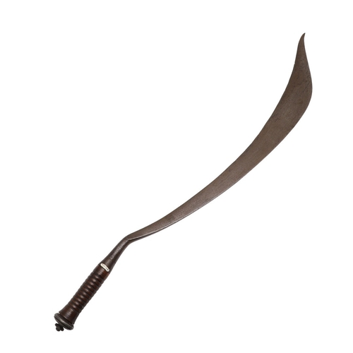 A MALAYAN PARANG GINAH SICKLE SHAPED SWORD. The 66 cm sickle... | Barnebys