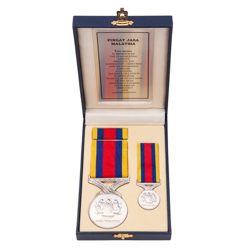 A Malaysian Pingat Jasa Medal, miniature and bar. In origina... | Barnebys