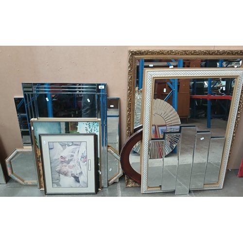 Seven assorted mirrors and a few pictures. | Barnebys