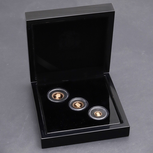 AN ELIZABETH II GOLD PROOF SOVEREIGN THREE COIN SET, 2021. A... | Barnebys