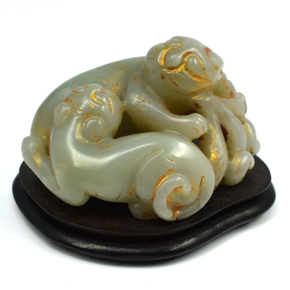 A Chinese carved jade group beast and cub | Barnebys
