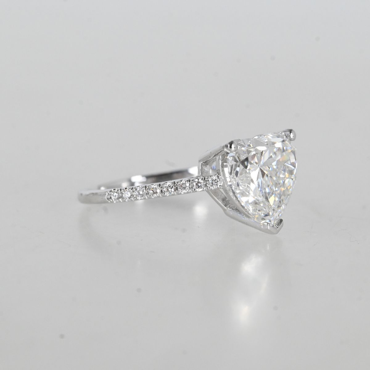Guldring med syntetiska diamanter,14 K vitt guld, 4,01 CT | Barnebys