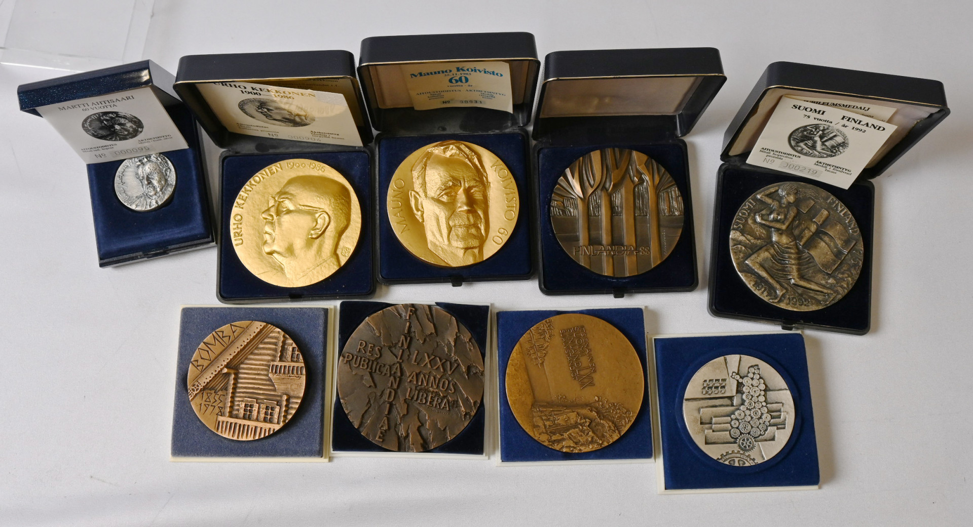 Table medals lot, nine different, eg. gold-plated bronze Kekkonen ...