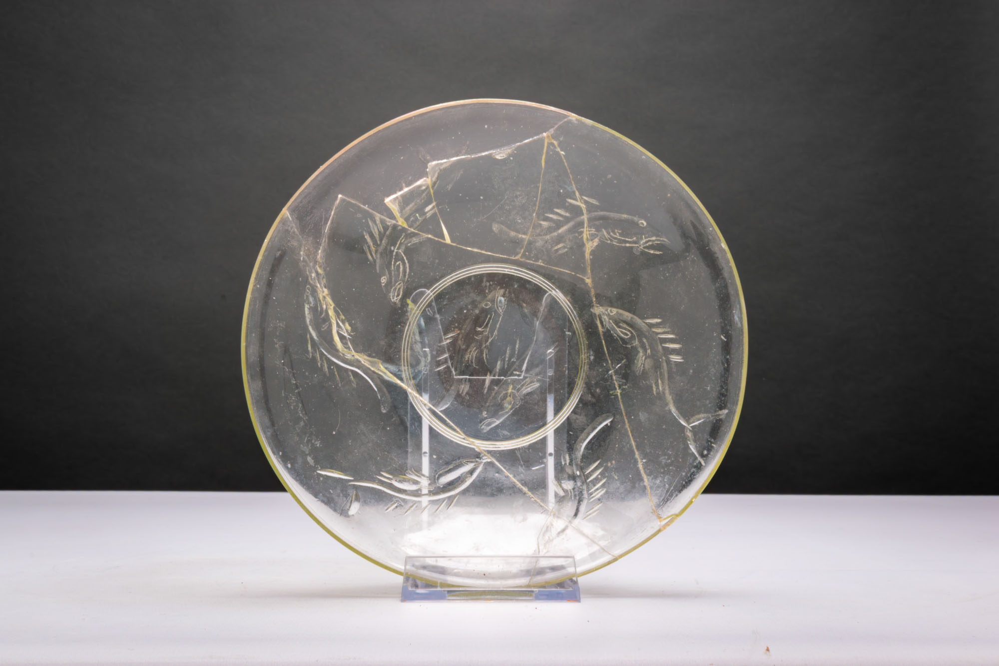 AMAZING ROMAN TRANSPARENT GLASS DISH WITH FISH MOTIF | Barnebys