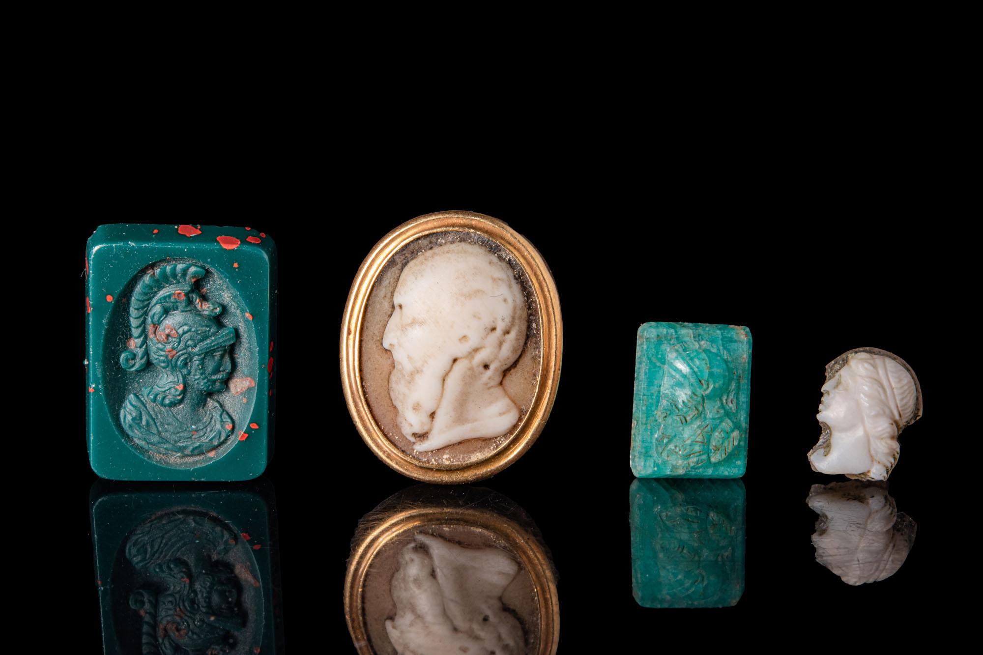 COLLECTION OF ROMAN AND LATER STONE GEMS AND CAMEOS DEPICTING GODS AND ...