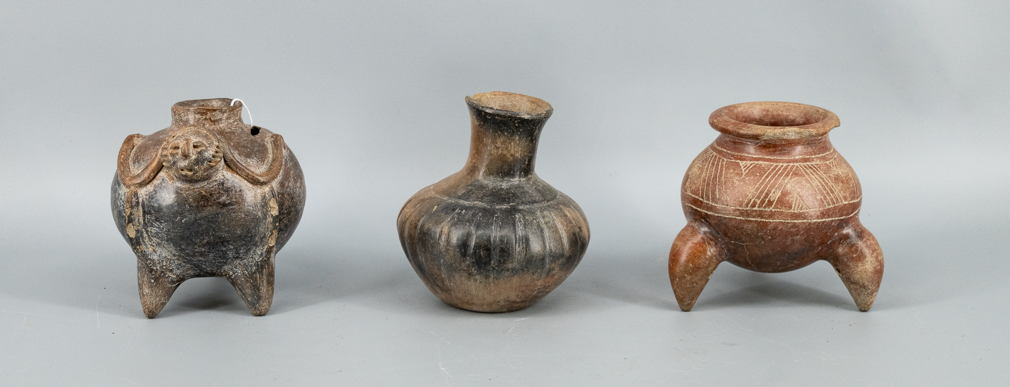 Een Colima cultuur antropomorfe pot, een vat en een pot op drie poten ...