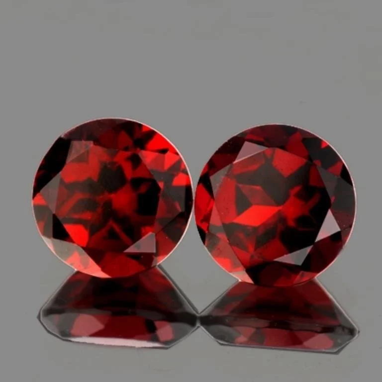 Natural Intense Red Garnet Pair {Flawless-VVS} | Barnebys