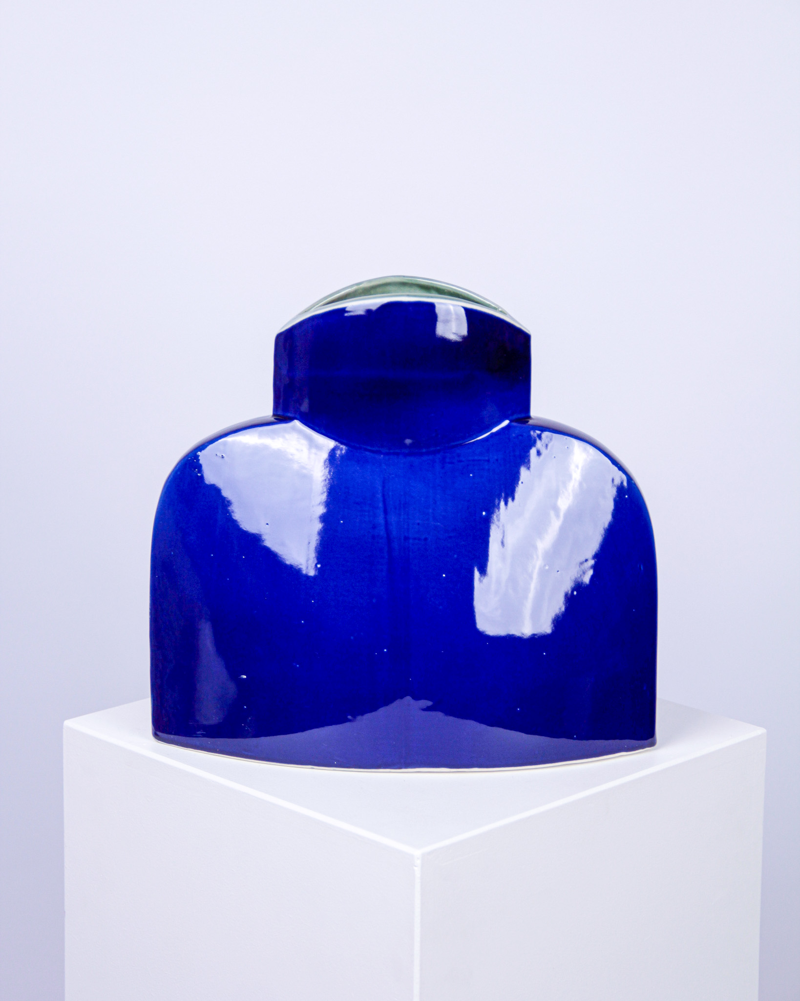 BERTIL VALLIEN. Vas, glas, signerad, Red rim brains, signerad ...