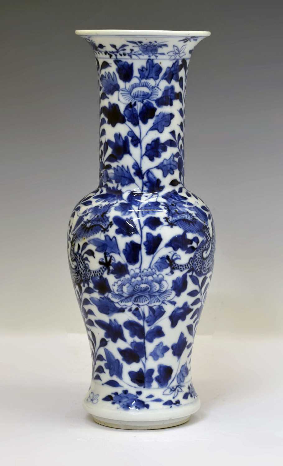 Chinese blue and white porcelain Yen-Yen or phoenix tail vase | Barnebys