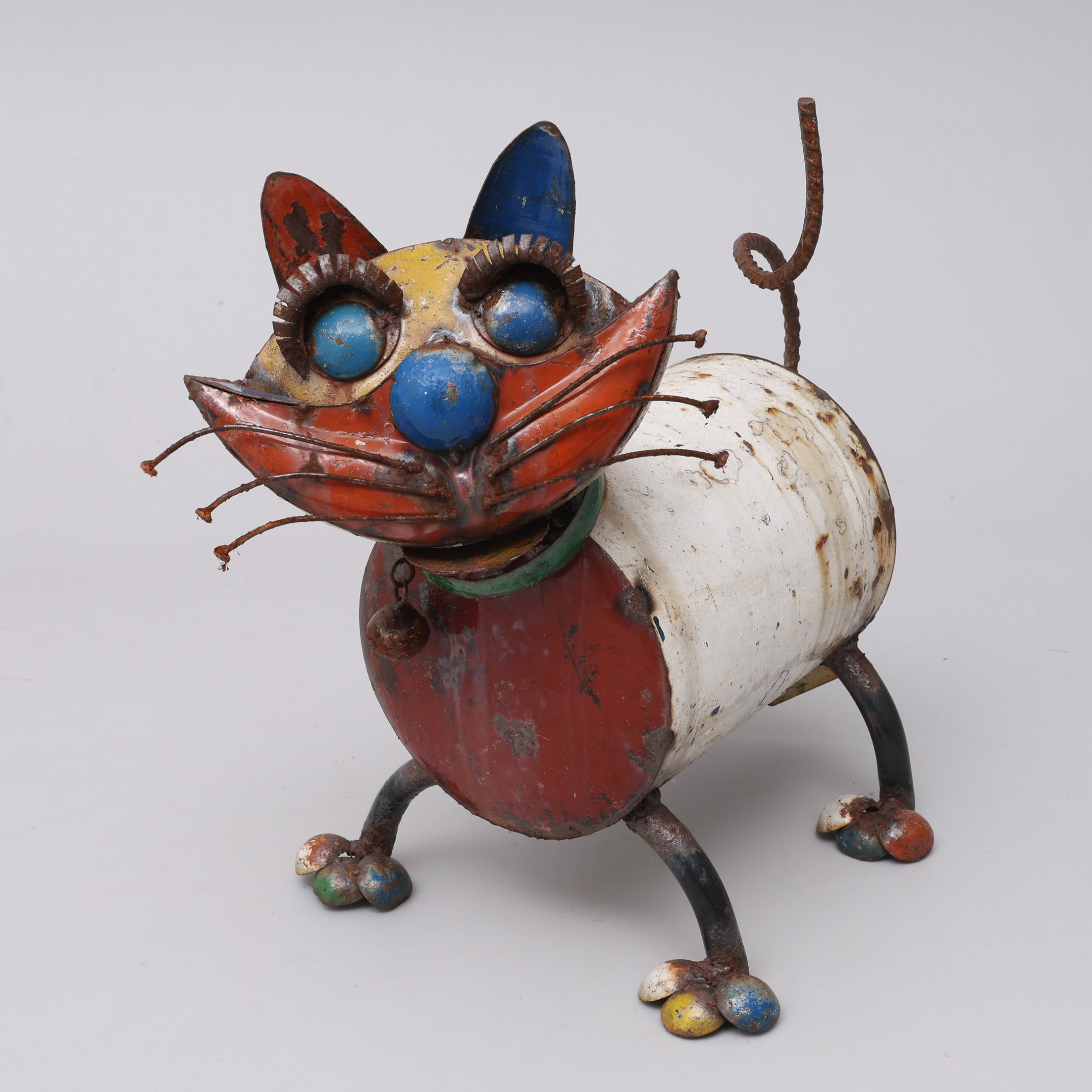 SKROTSKULPTUR I FORM AV EN KATT, bemålat stål, ee.i. ee.i.o ...