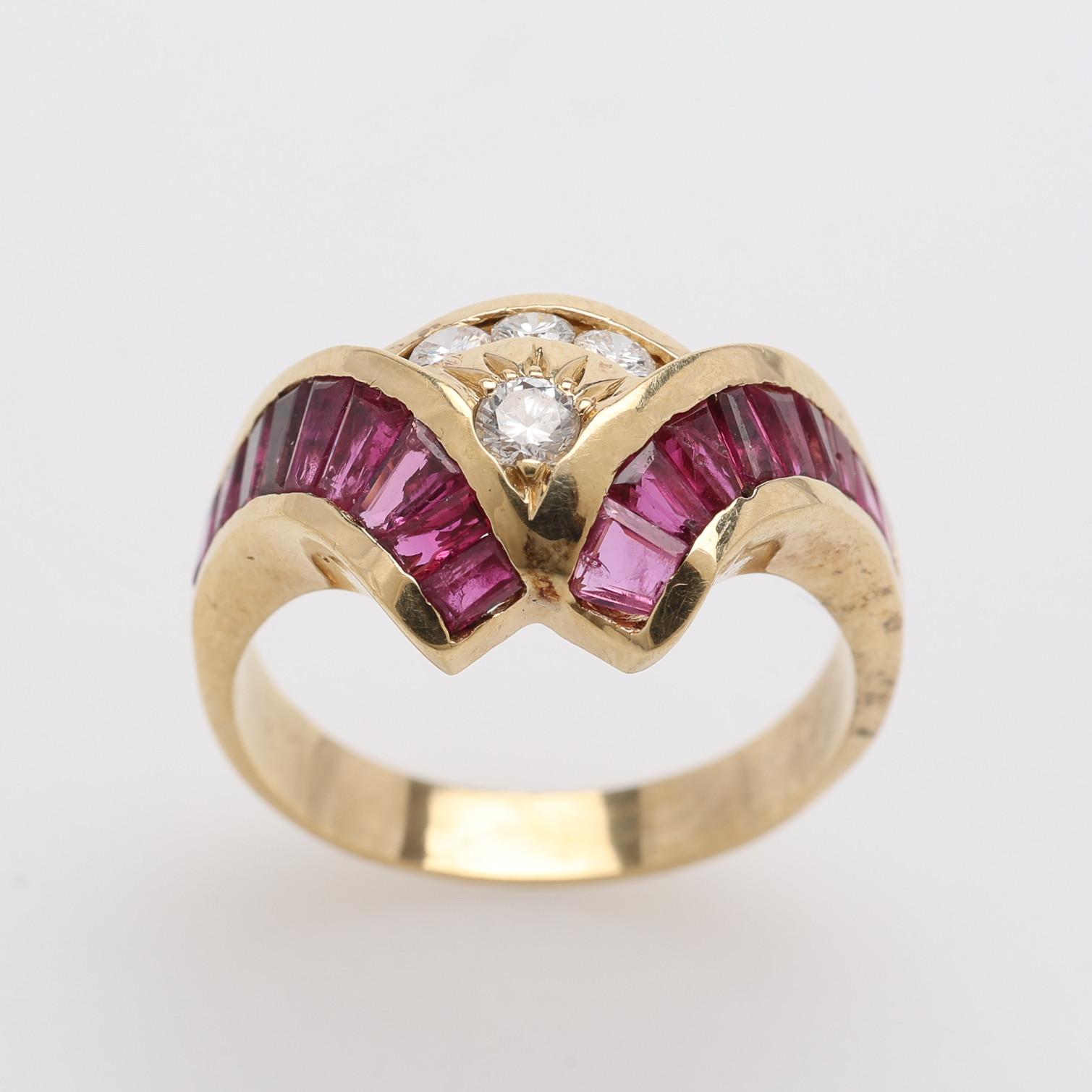 RING, 18 k guld med 4 briljanter om totalt cirka 0,23 ct och 18 små ...