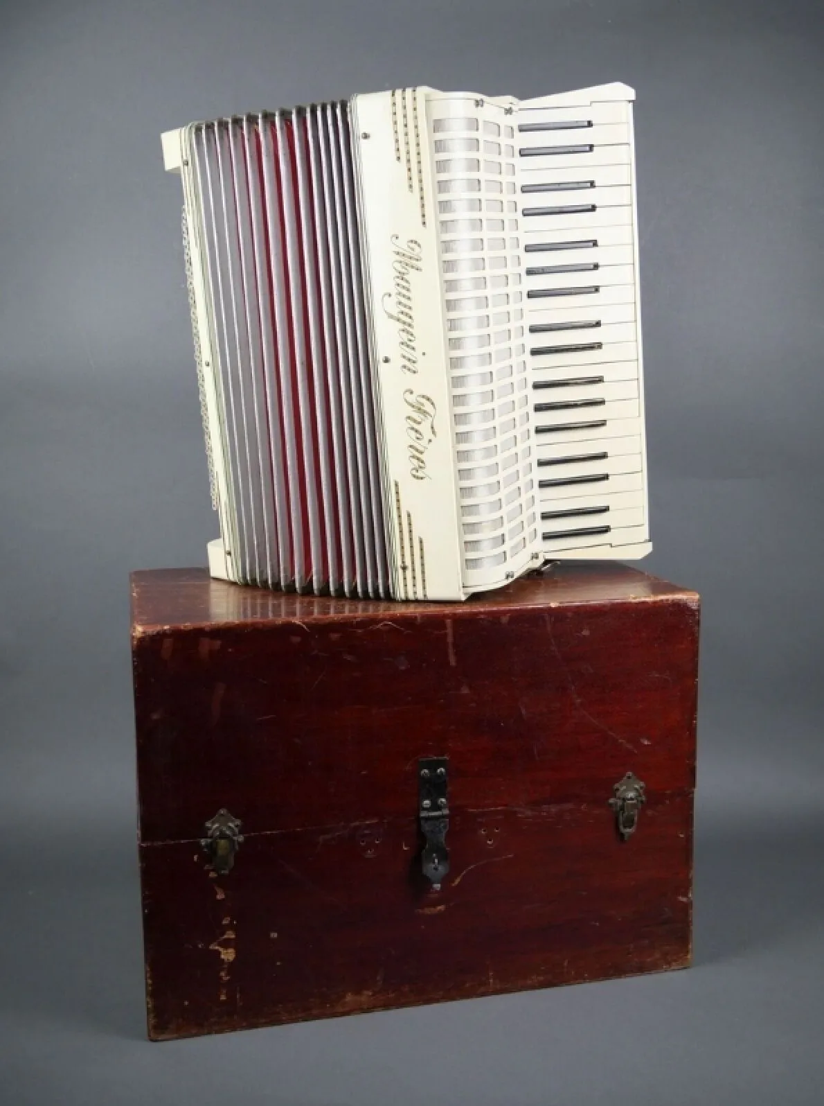 A Peavey Milestone III blue electric bass guitar, serial no.... | Barnebys