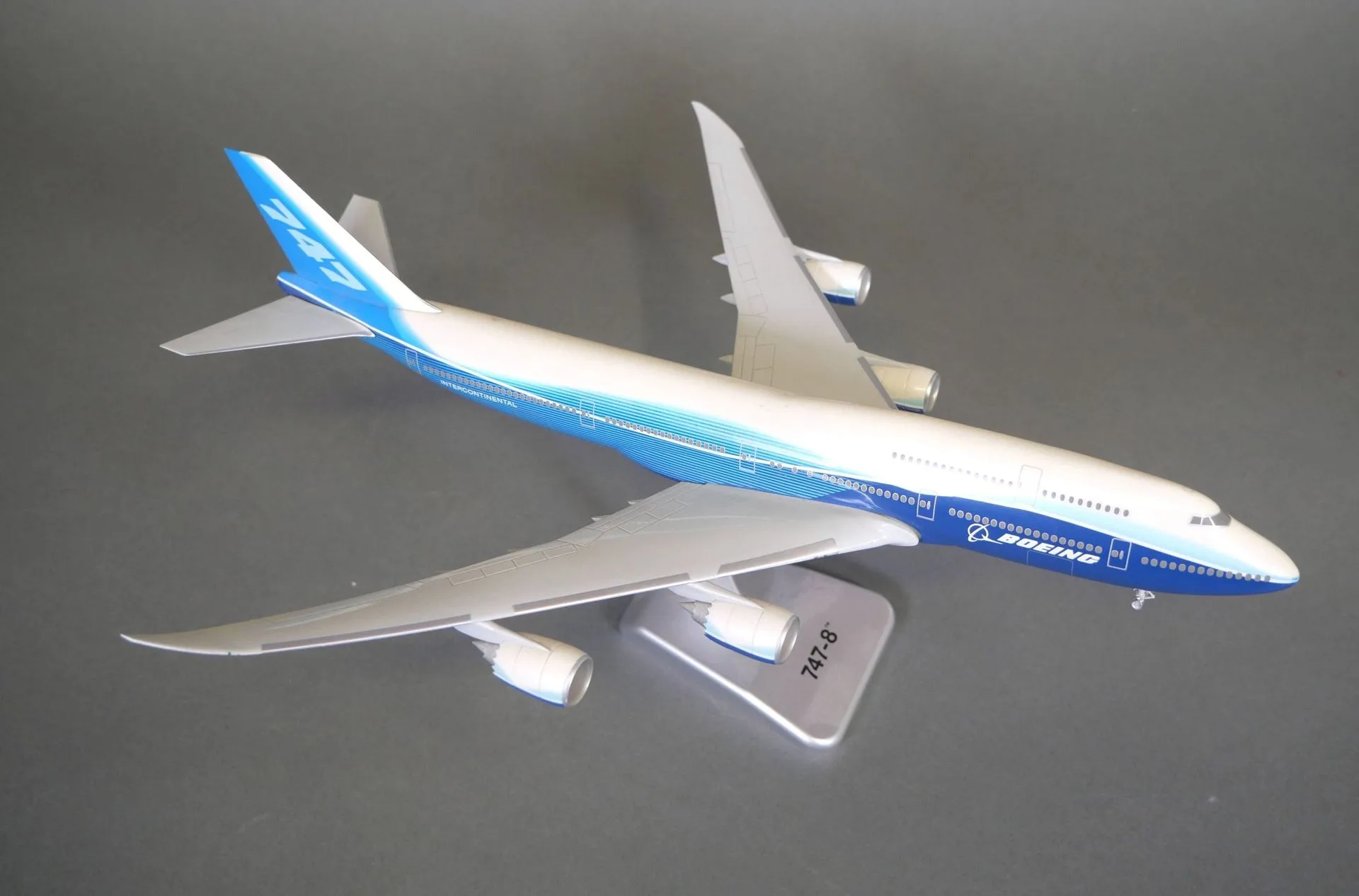 BOEING 747-8. Assembled plastic model by Hogan. - Lot 101 | Barnebys