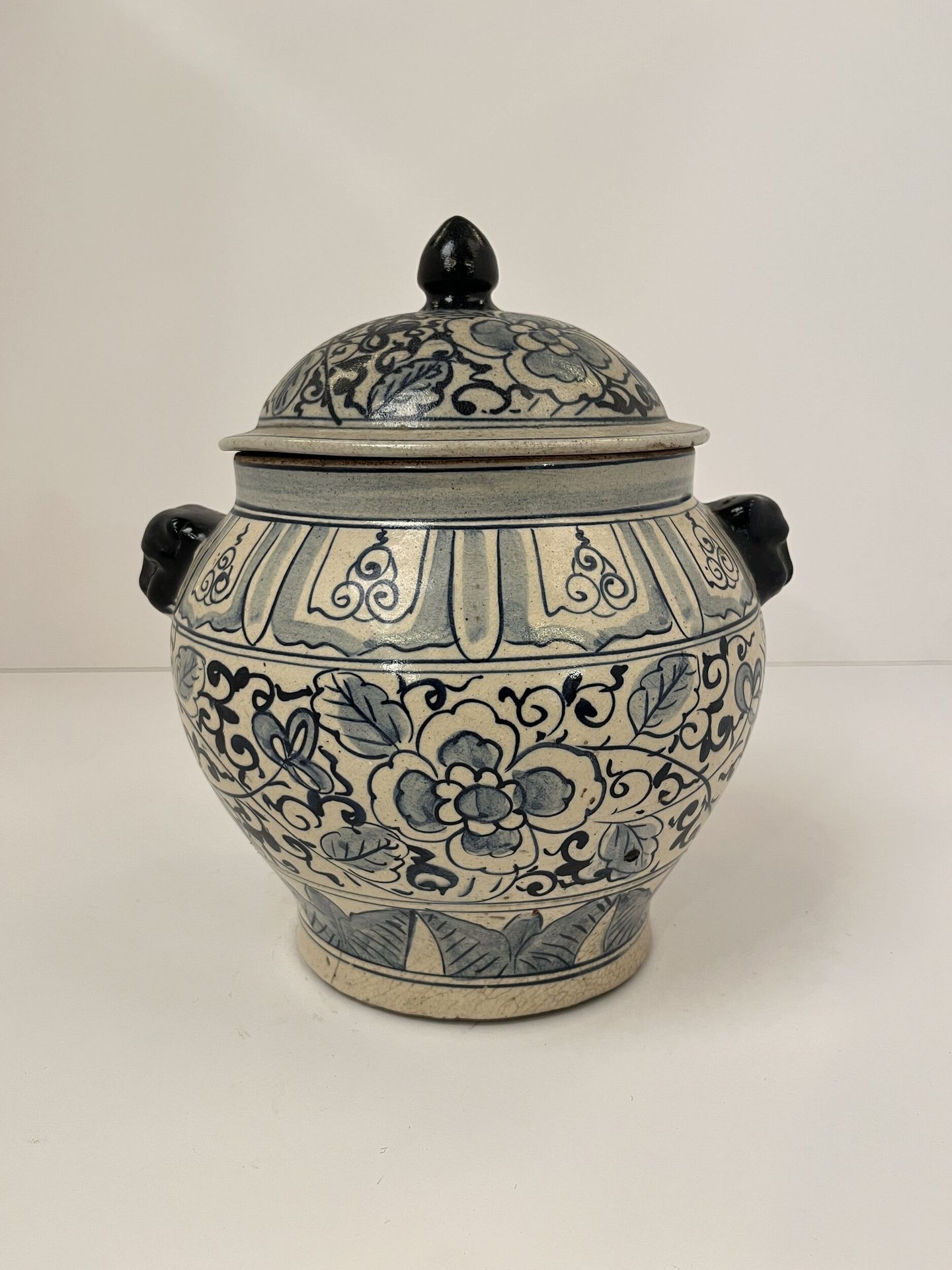VIETNAM, 20th CENTURYCovered stoneware jar with b... | Asian art: bids | Barnebys