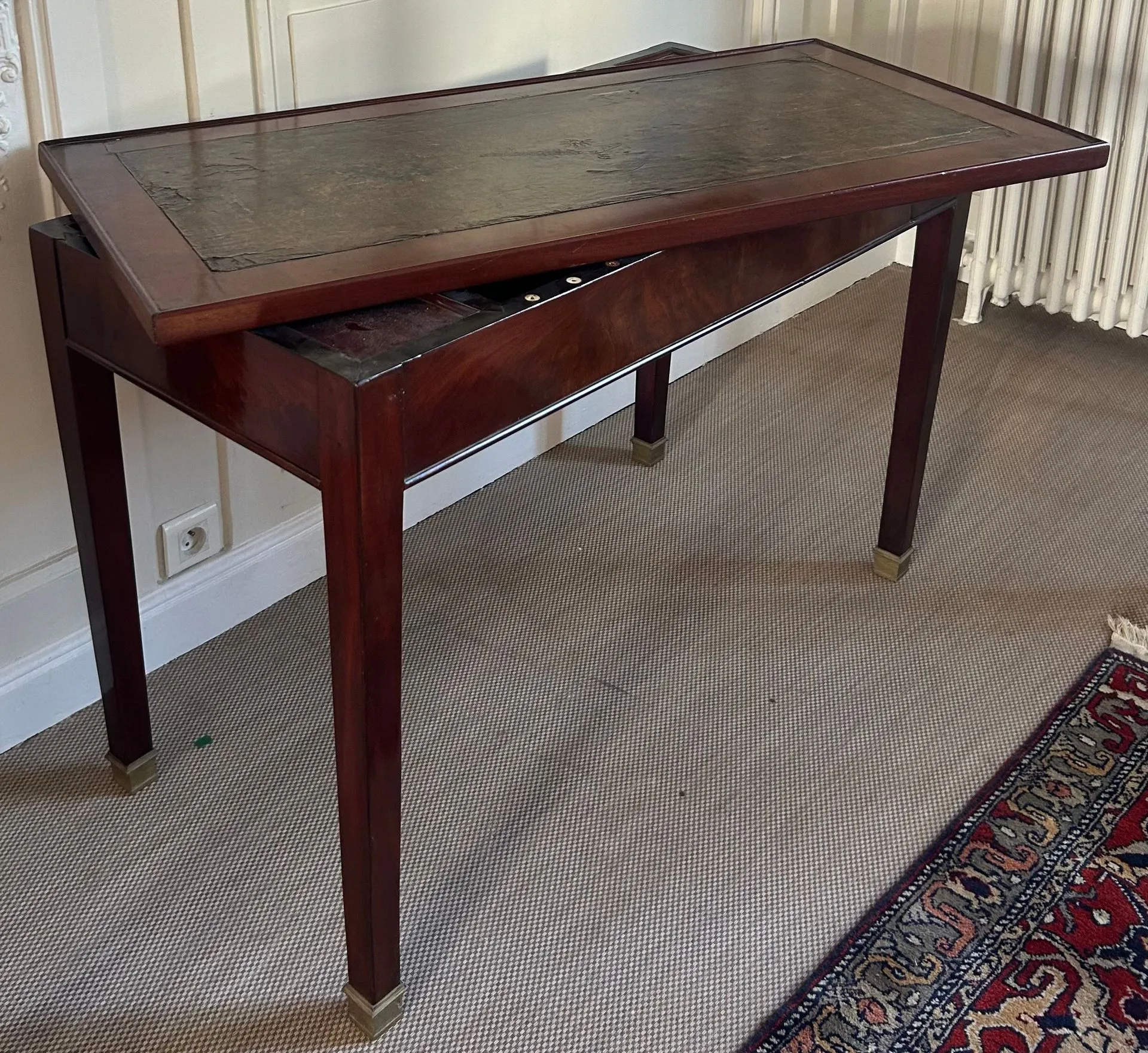 TRIC-TRAC TABLE in mahogany and mahogany veneer, opening with two ...