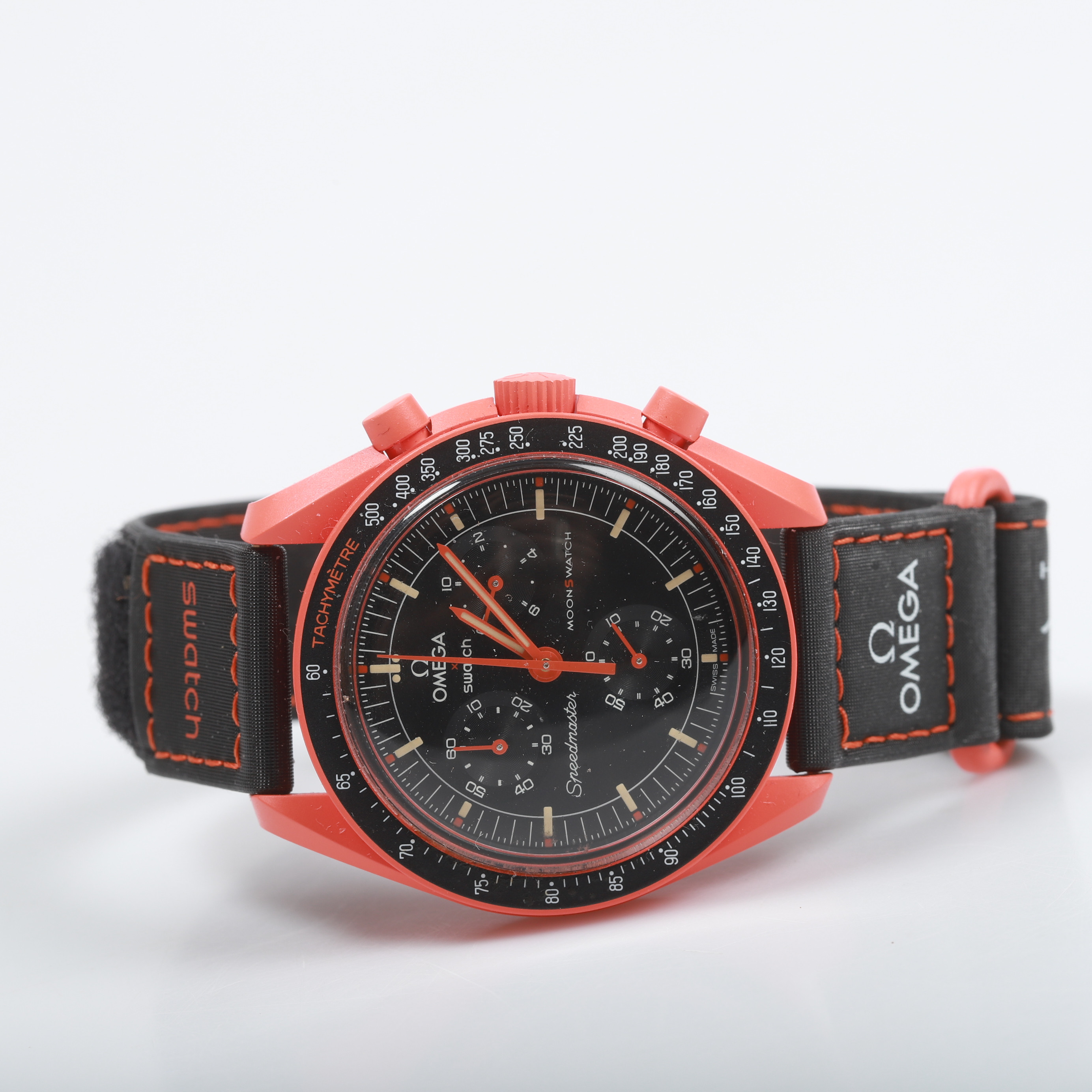 ARMBANDSUR, Omega x Swatch, "Mission on Earth Lava", MoonSwatch ...