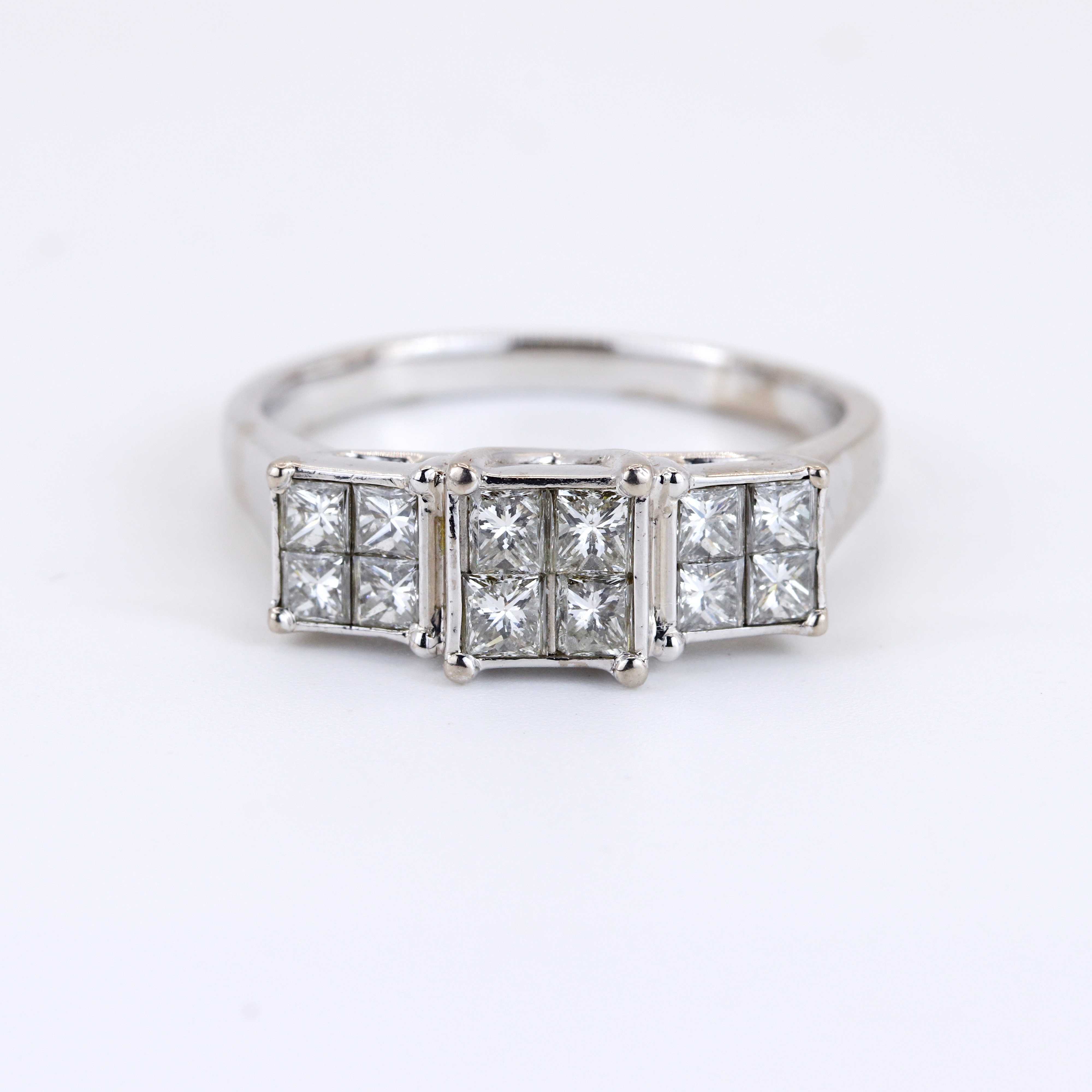18CT WHITE GOLD DIAMOND SET RING. | Barnebys