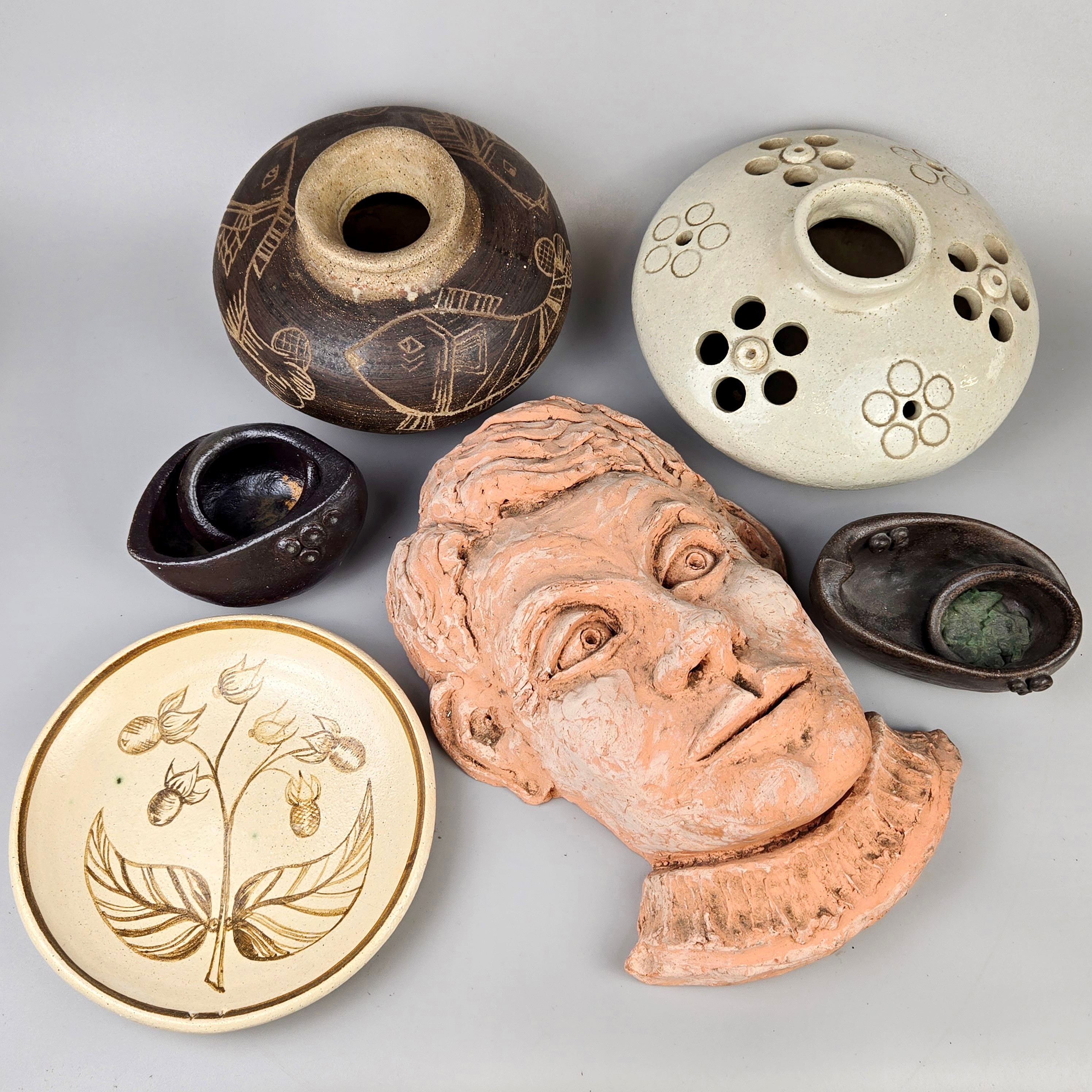GROUP OF MIXED POTTERY ITEMS. | Barnebys