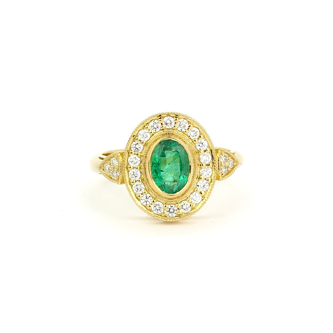 18CT GOLD RING SET WITH LARGE EMERALD (1,29CT) & DIAMONDS. | Barnebys