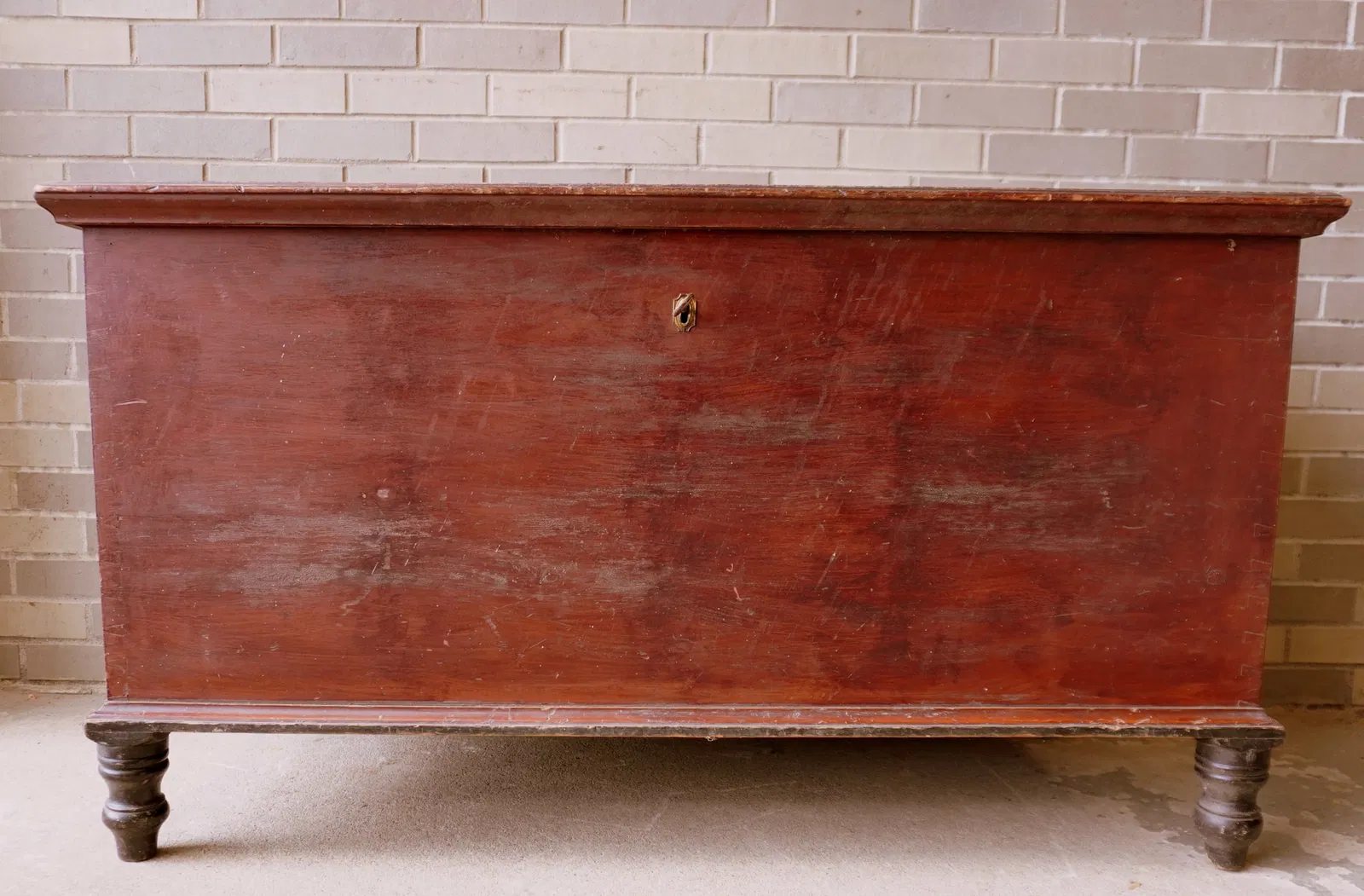 A large blanket chest with turned feet and molded edge to lid. | Barnebys